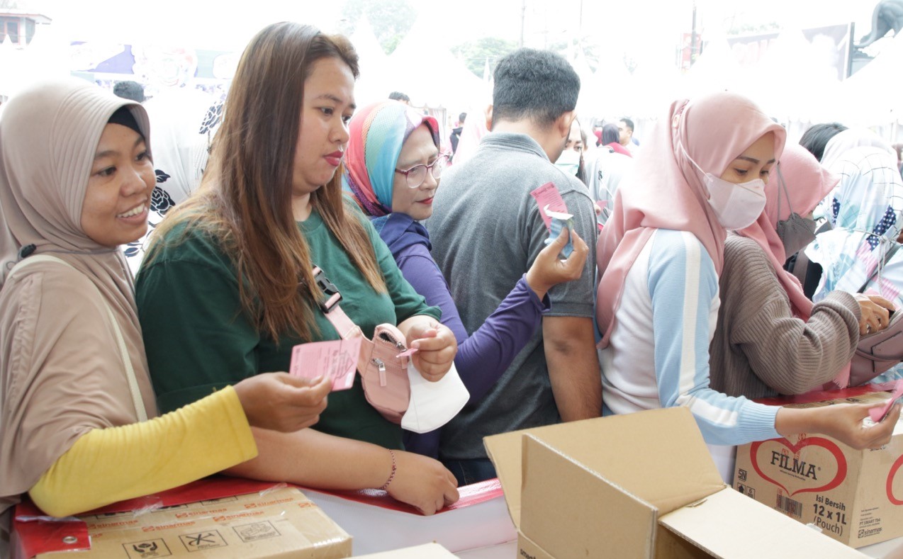 Bazaar Minyak Goreng Sinarmas Di Karawang Diserbu Emak-Emak – EGINDO Bazaar Minyak Goreng Sinarmas Di Karawang Diserbu Emak-Emak – EGINDO