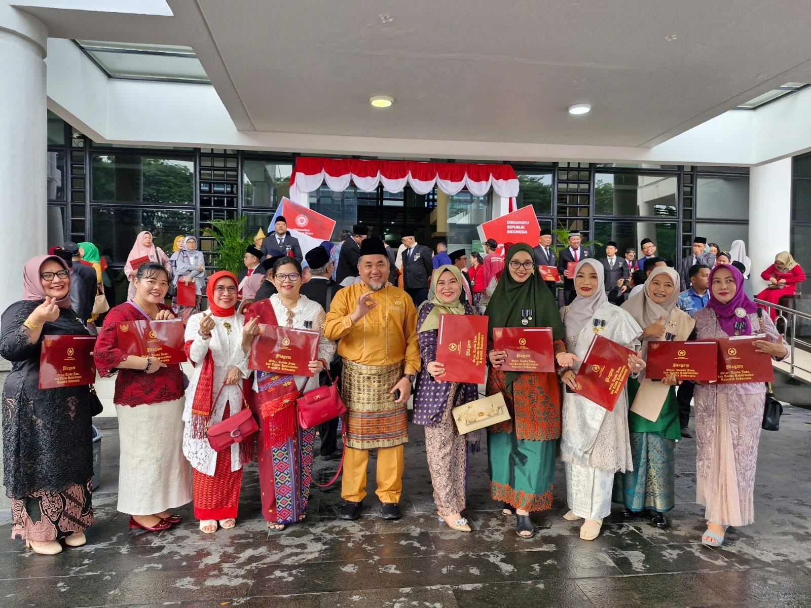 Upacara HUT Ke-79 RI, Dekan Fakultas Keperawatan USU Kenakan Pakaian Pasisi – EGINDO