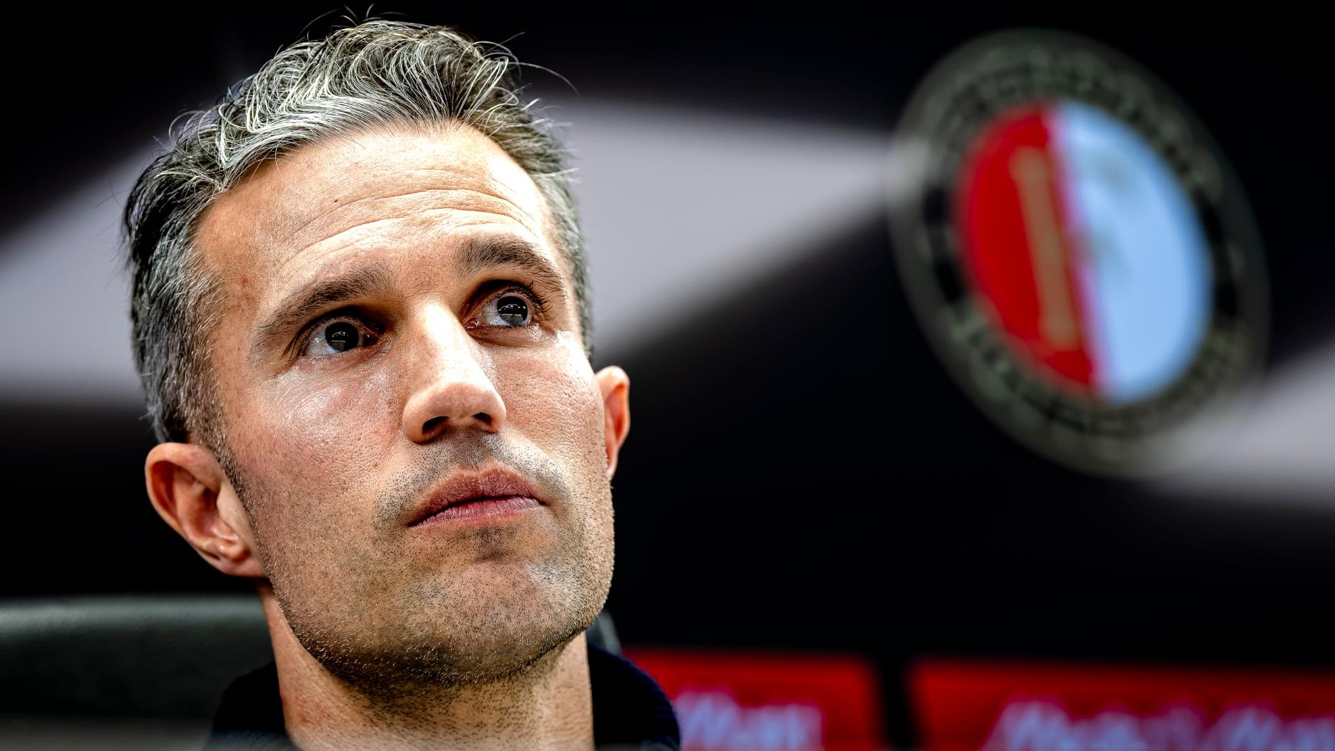 Van Persie Kecewa Hasil Draw dalam Debut Sebagai Pelatih Feyenoord – EGINDO
