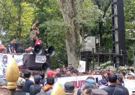 Ribuan Pensiunan PT Pos Indonesia Unjukrasa di Kantor Pusat, Berbagai ...