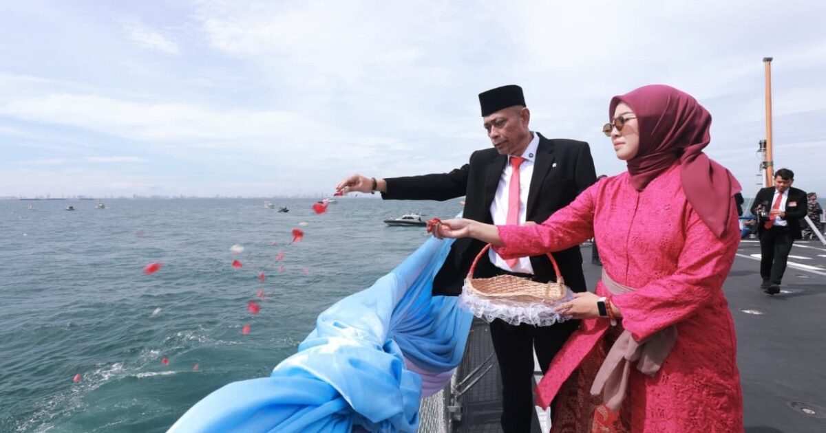 Kemensos dan TNI AL Gelar Upacara Tabur Bunga Peringati Hari Pahlawan ...