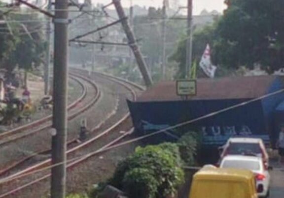 EGINDO | 7 Perjalanan KRL Terganggu Efek Truk Tabrak Tiang Listrik